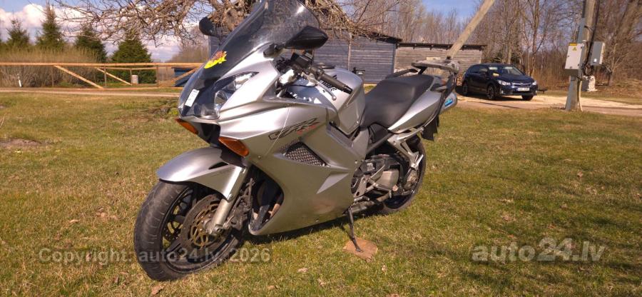 Pelēks Honda VFR 800 2003 Viljandi, ar dzinēja tilpumu 0.80 L un nobraukumu 99 tūkst. km par 3000 €, foto 3 vietnē AUTOMOTO.COM.LV