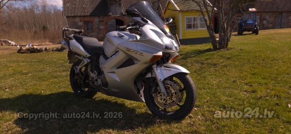 Grey Honda VFR 800 2003 in Viljandi, with an engine capacity of 0.80 L and mileage of 99 thousand km for 3000 €, photo 4 on AUTOMOTO.COM.LV