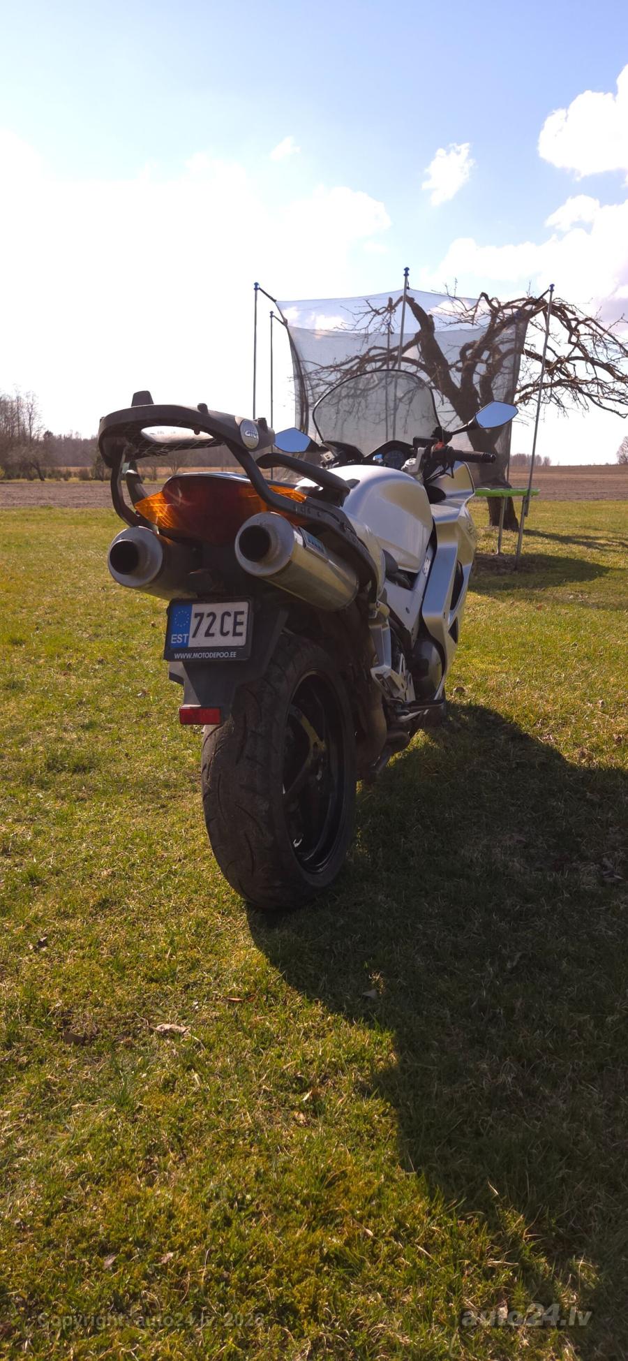 Pelēks Honda VFR 800 2003 Viljandi, ar dzinēja tilpumu 0.80 L un nobraukumu 99 tūkst. km par 3000 €, foto 6 vietnē AUTOMOTO.COM.LV