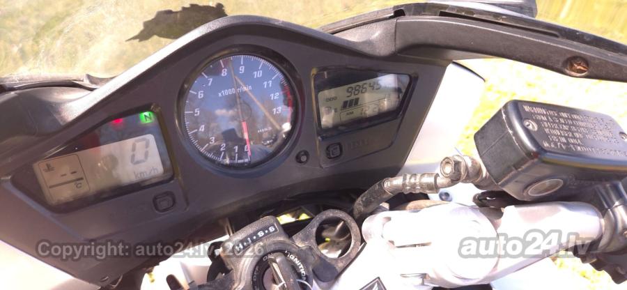 Pelēks Honda VFR 800 2003 Viljandi, ar dzinēja tilpumu 0.80 L un nobraukumu 99 tūkst. km par 3000 €, foto 7 vietnē AUTOMOTO.COM.LV