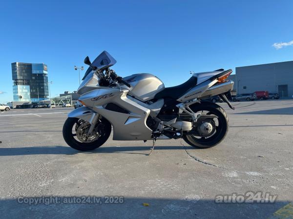 Pelēks Honda VFR 800 2003 Tallina, ar dzinēja tilpumu 0.78 L un nobraukumu 32 tūkst. km par 3750 €, foto 2 vietnē AUTOMOTO.COM.LV