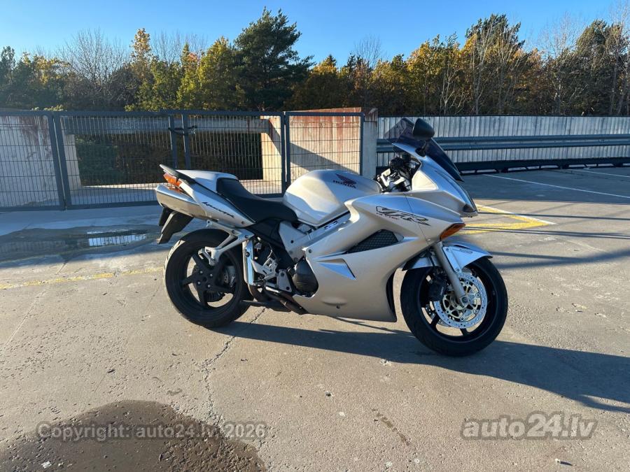 Pelēks Honda VFR 800 2003 Tallina, ar dzinēja tilpumu 0.78 L un nobraukumu 32 tūkst. km par 3750 €, foto 4 vietnē AUTOMOTO.COM.LV