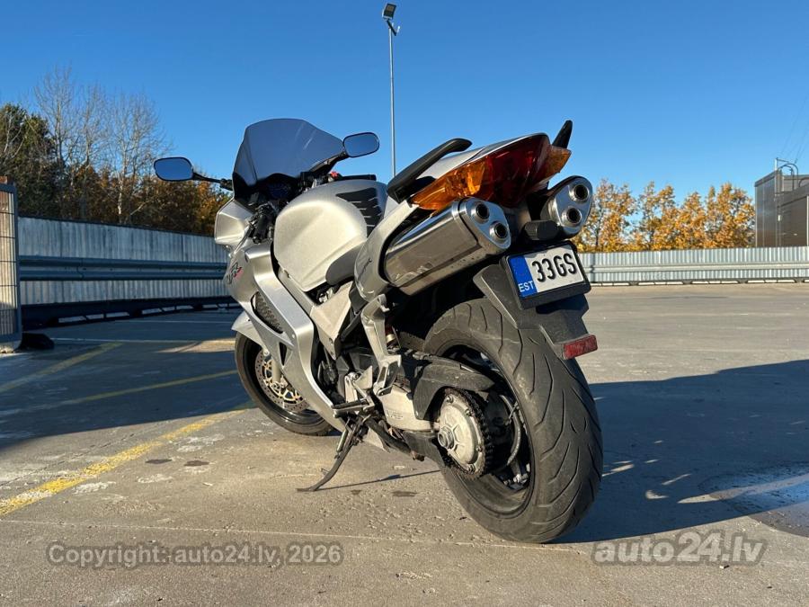 Pelēks Honda VFR 800 2003 Tallina, ar dzinēja tilpumu 0.78 L un nobraukumu 32 tūkst. km par 3750 €, foto 7 vietnē AUTOMOTO.COM.LV