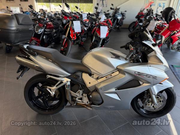 Grey Honda VFR 800 2003 in Tallinn, with an engine capacity of 0.78 L and mileage of 62 thousand km for 2790 €, photo 2 on AUTOMOTO.COM.LV