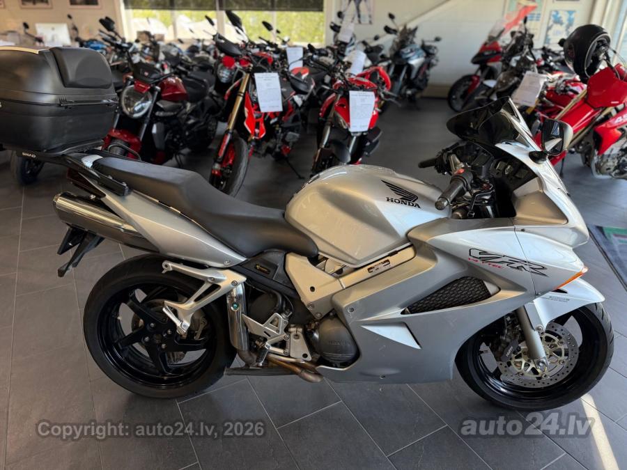 Pelēks Honda VFR 800 2003 Tallina, ar dzinēja tilpumu 0.78 L un nobraukumu 62 tūkst. km par 2790 €, foto 3 vietnē AUTOMOTO.COM.LV