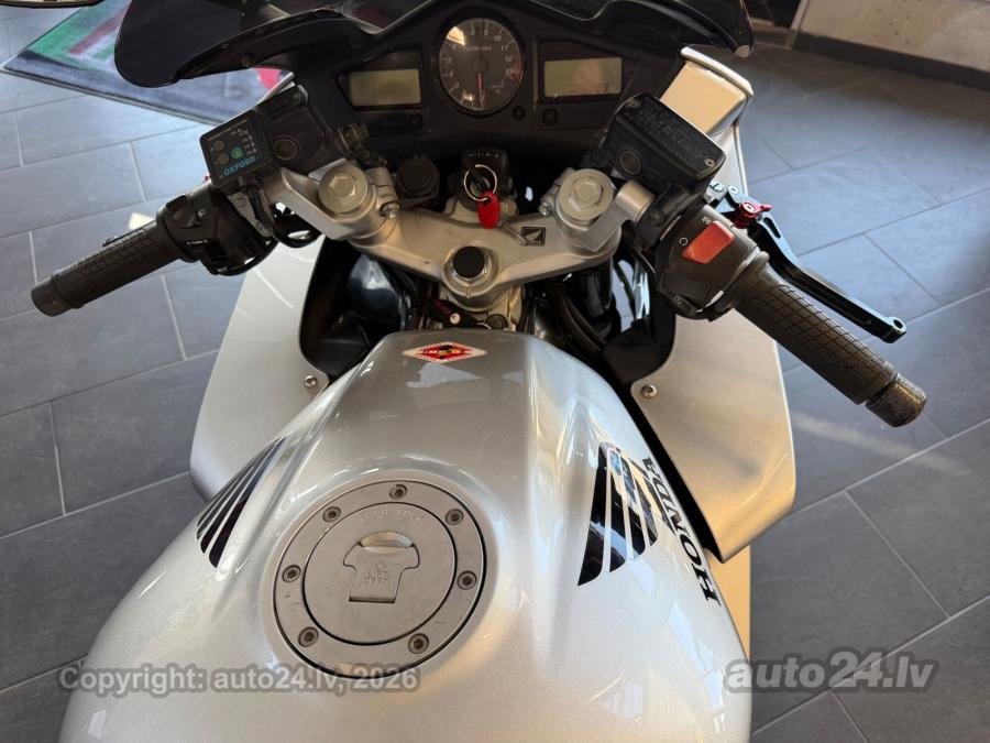 Pelēks Honda VFR 800 2003 Tallina, ar dzinēja tilpumu 0.78 L un nobraukumu 62 tūkst. km par 2790 €, foto 5 vietnē AUTOMOTO.COM.LV