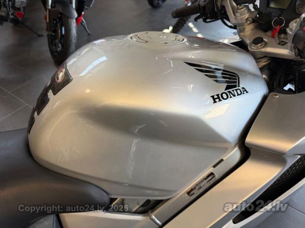Grey Honda VFR 800 2003 in Tallinn, with an engine capacity of 0.78 L and mileage of 62 thousand km for 2790 €, photo 5 on AUTOMOTO.COM.LV