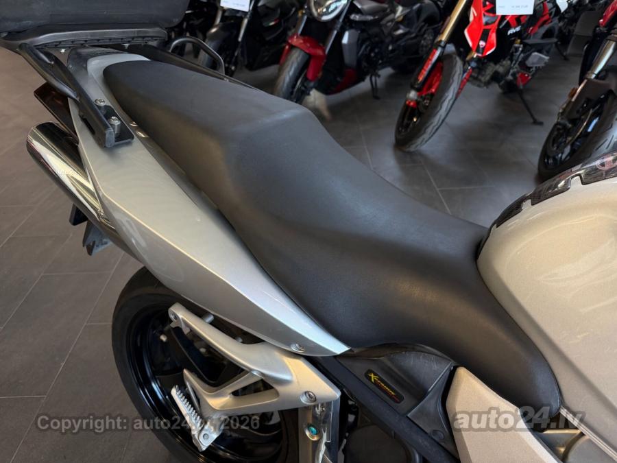 Pelēks Honda VFR 800 2003 Tallina, ar dzinēja tilpumu 0.78 L un nobraukumu 62 tūkst. km par 2790 €, foto 7 vietnē AUTOMOTO.COM.LV