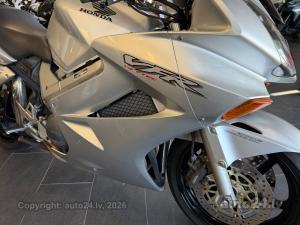 Pelēks Honda VFR 800 2003 Tallina, ar dzinēja tilpumu 0.78 L un nobraukumu 62 tūkst. km par 2790 €, foto 9 vietnē AUTOMOTO.COM.LV