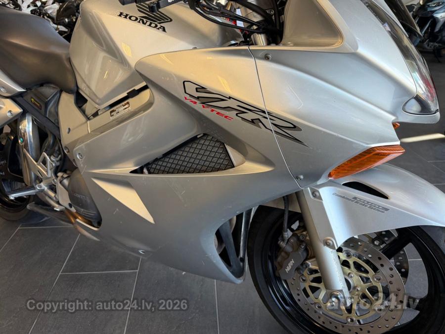 Pelēks Honda VFR 800 2003 Tallina, ar dzinēja tilpumu 0.78 L un nobraukumu 62 tūkst. km par 2790 €, foto 9 vietnē AUTOMOTO.COM.LV