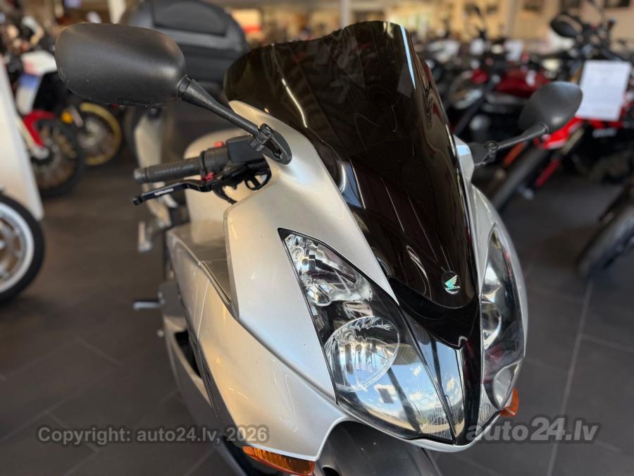 Pelēks Honda VFR 800 2003 Tallina, ar dzinēja tilpumu 0.78 L un nobraukumu 62 tūkst. km par 2790 €, foto 10 vietnē AUTOMOTO.COM.LV