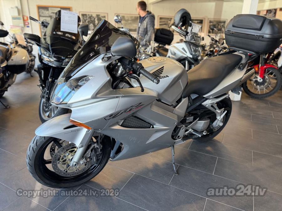 Pelēks Honda VFR 800 2003 Tallina, ar dzinēja tilpumu 0.78 L un nobraukumu 62 tūkst. km par 2790 €, foto 11 vietnē AUTOMOTO.COM.LV