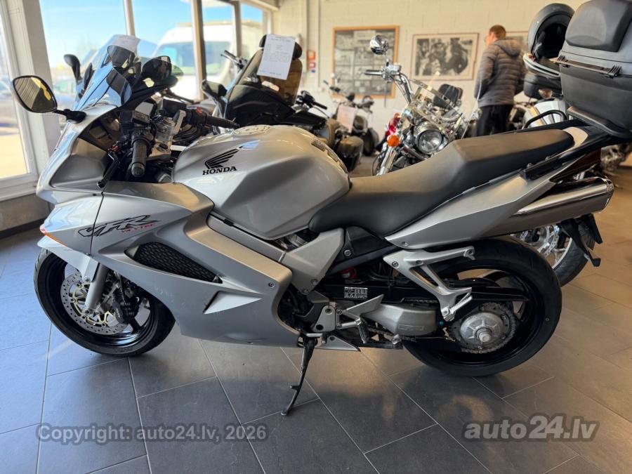 Pelēks Honda VFR 800 2003 Tallina, ar dzinēja tilpumu 0.78 L un nobraukumu 62 tūkst. km par 2790 €, foto 12 vietnē AUTOMOTO.COM.LV