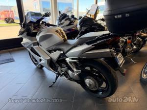 Pelēks Honda VFR 800 2003 Tallina, ar dzinēja tilpumu 0.78 L un nobraukumu 62 tūkst. km par 2790 €, foto 13 vietnē AUTOMOTO.COM.LV