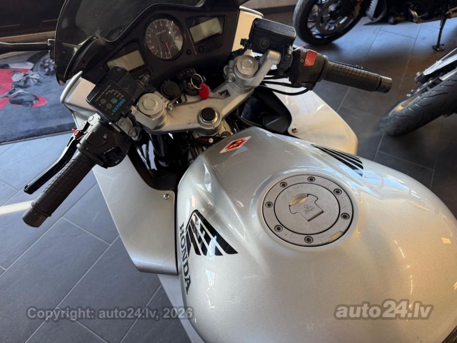 Pelēks Honda VFR 800 2003 Tallina, ar dzinēja tilpumu 0.78 L un nobraukumu 62 tūkst. km par 2790 €, foto 14 vietnē AUTOMOTO.COM.LV