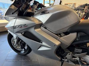 Pelēks Honda VFR 800 2003 Tallina, ar dzinēja tilpumu 0.78 L un nobraukumu 62 tūkst. km par 2790 €, foto 18 vietnē AUTOMOTO.COM.LV