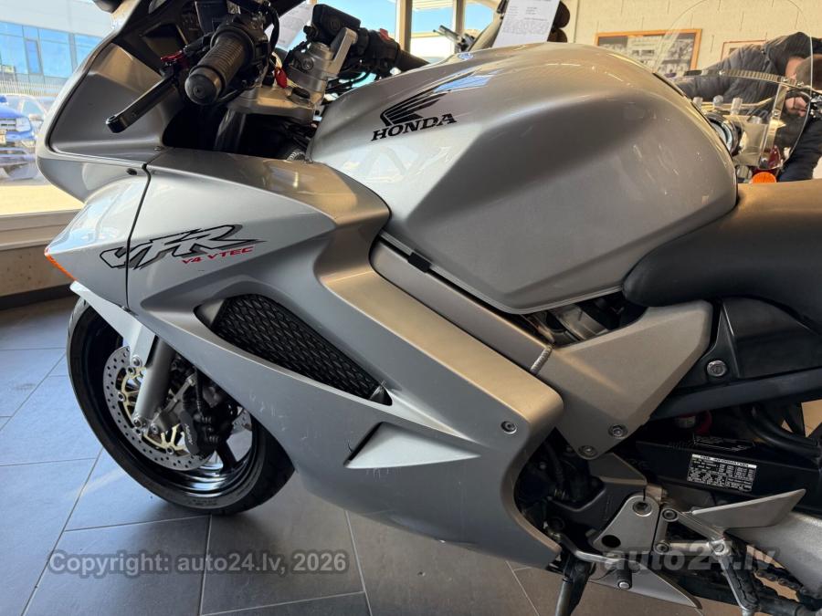 Pelēks Honda VFR 800 2003 Tallina, ar dzinēja tilpumu 0.78 L un nobraukumu 62 tūkst. km par 2790 €, foto 18 vietnē AUTOMOTO.COM.LV