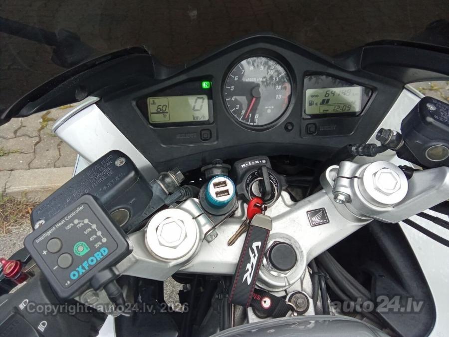 Pelēks Honda VFR 800 2003 Tallina, ar dzinēja tilpumu 0.78 L un nobraukumu 64 tūkst. km par 2500 €, foto 4 vietnē AUTOMOTO.COM.LV