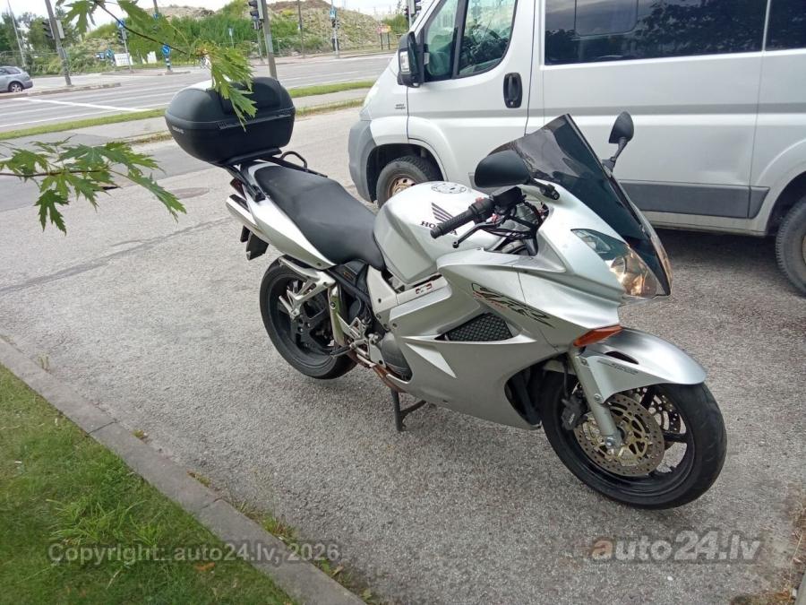 Pelēks Honda VFR 800 2003 Tallina, ar dzinēja tilpumu 0.78 L un nobraukumu 64 tūkst. km par 2500 €, foto 7 vietnē AUTOMOTO.COM.LV