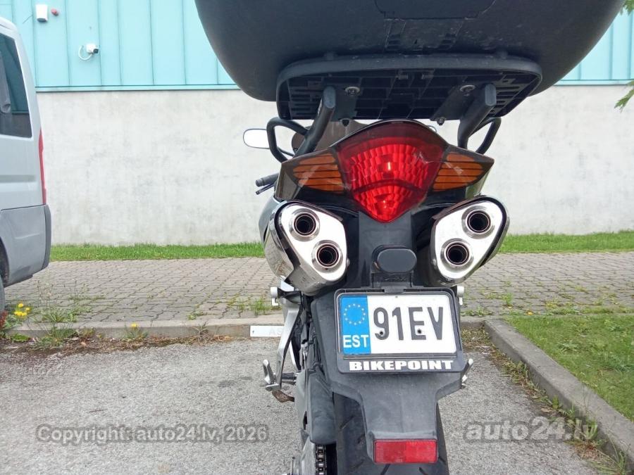 Pelēks Honda VFR 800 2003 Tallina, ar dzinēja tilpumu 0.78 L un nobraukumu 64 tūkst. km par 2500 €, foto 12 vietnē AUTOMOTO.COM.LV