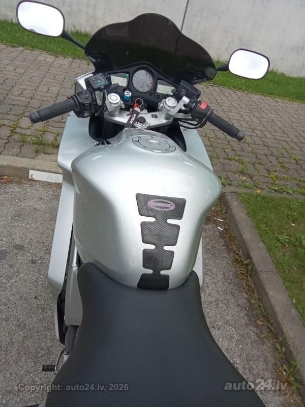 Серый Хонда VFR 800 2003 в Таллин, объемом двигателя 0.78 л и пробегом 64 тыс. км за 2500 €, фото 2 на AUTOMOTO.COM.LV