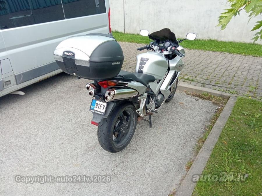 Grey Honda VFR 800 2003 in Tallinn, with an engine capacity of 0.78 L and mileage of 64 thousand km for 2500 €, photo 5 on AUTOMOTO.COM.LV