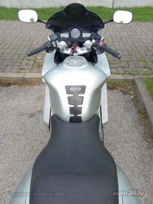 Grey Honda VFR 800 2003 in Tallinn, with an engine capacity of 0.78 L and mileage of 64 thousand km for 2500 €, photo 8 on AUTOMOTO.COM.LV