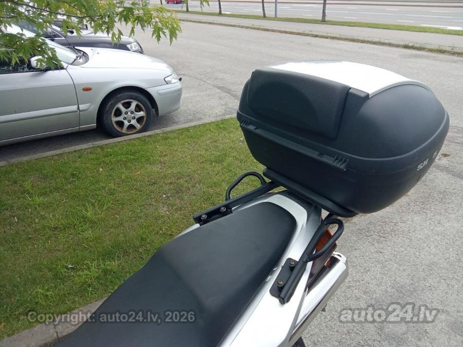 Grey Honda VFR 800 2003 in Tallinn, with an engine capacity of 0.78 L and mileage of 64 thousand km for 2500 €, photo 9 on AUTOMOTO.COM.LV