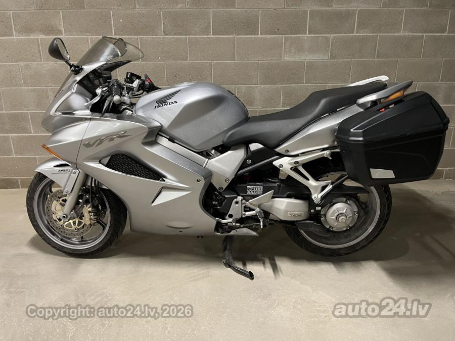 Pelēks Honda VFR 800 2006 Tallina, ar dzinēja tilpumu 0.78 L un nobraukumu 22 tūkst. km par 5840 €, foto 1 vietnē AUTOMOTO.COM.LV