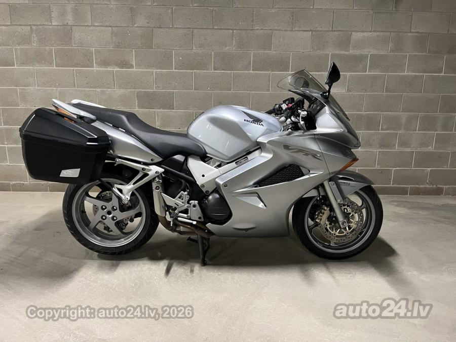 Pelēks Honda VFR 800 2006 Tallina, ar dzinēja tilpumu 0.78 L un nobraukumu 22 tūkst. km par 5840 €, foto 3 vietnē AUTOMOTO.COM.LV