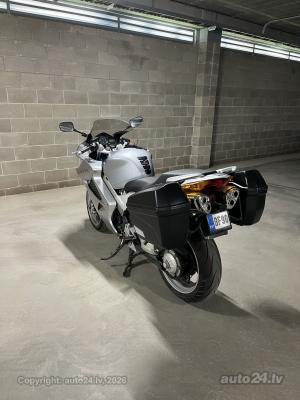 Pelēks Honda VFR 800 2006 Tallina, ar dzinēja tilpumu 0.78 L un nobraukumu 22 tūkst. km par 5840 €, foto 4 vietnē AUTOMOTO.COM.LV