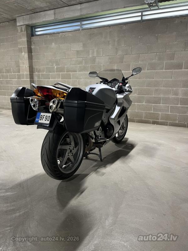 Серый Хонда VFR 800 2006 в Таллин, объемом двигателя 0.78 л и пробегом 22 тыс. км за 5840 €, фото 4 на AUTOMOTO.COM.LV