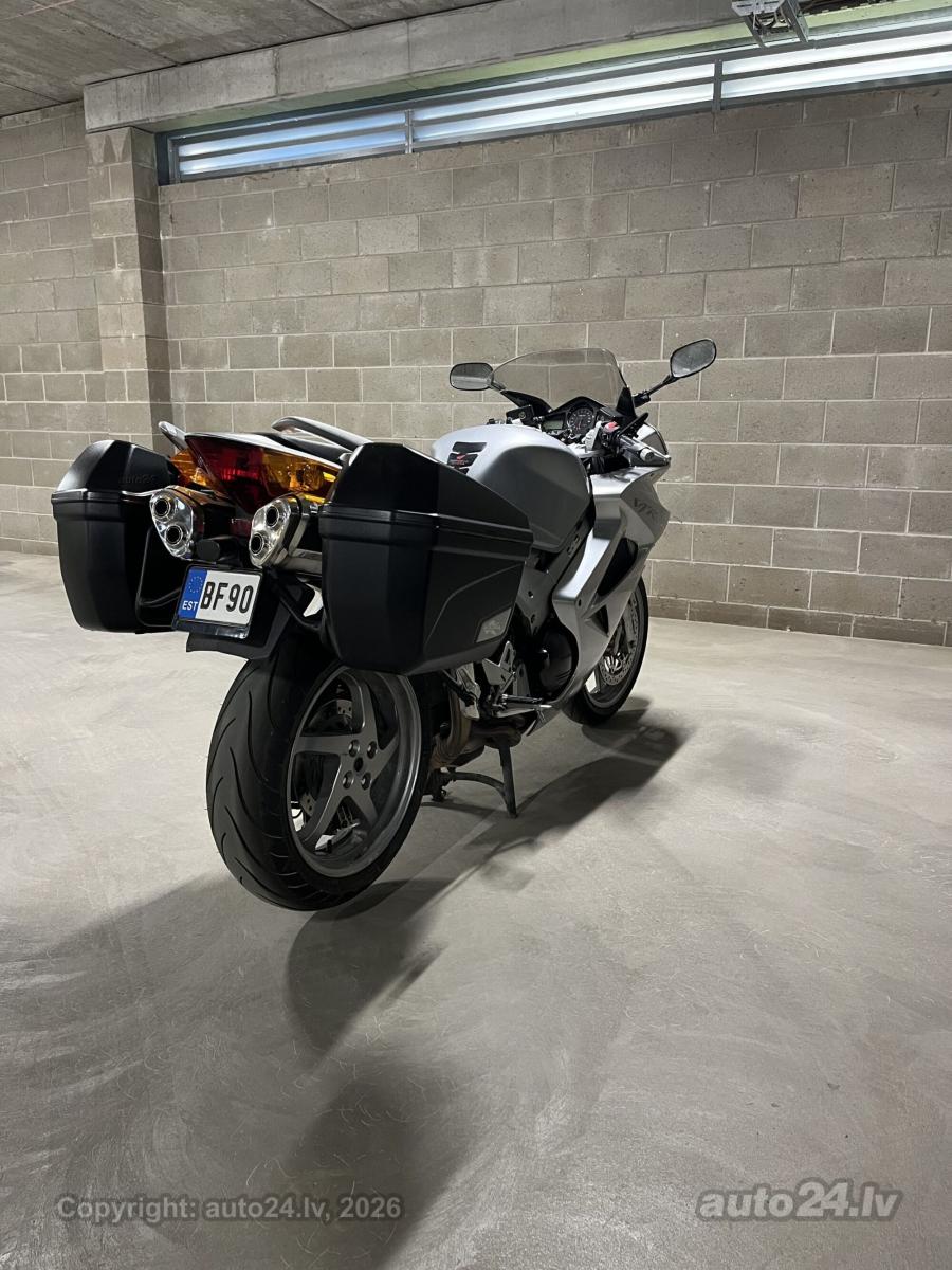 Pelēks Honda VFR 800 2006 Tallina, ar dzinēja tilpumu 0.78 L un nobraukumu 22 tūkst. km par 5840 €, foto 5 vietnē AUTOMOTO.COM.LV