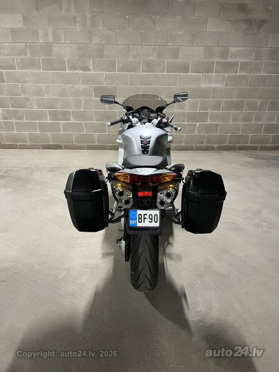 Pelēks Honda VFR 800 2006 Tallina, ar dzinēja tilpumu 0.78 L un nobraukumu 22 tūkst. km par 5840 €, foto 6 vietnē AUTOMOTO.COM.LV