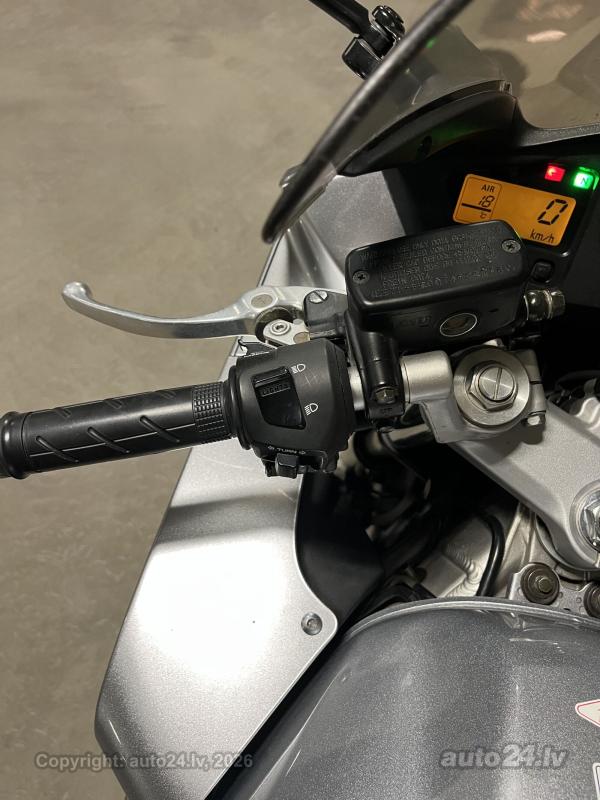Серый Хонда VFR 800 2006 в Таллин, объемом двигателя 0.78 л и пробегом 22 тыс. км за 5840 €, фото 7 на AUTOMOTO.COM.LV