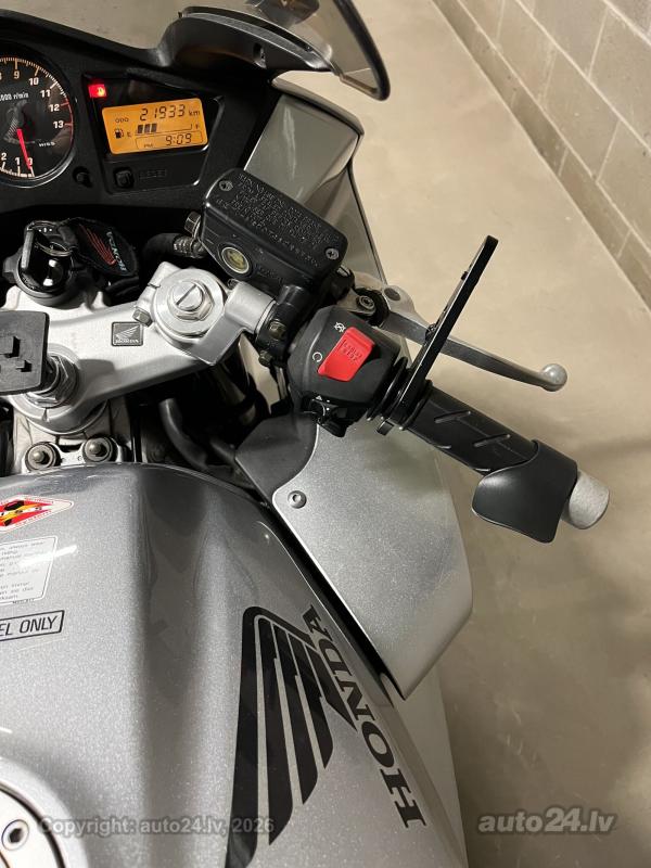 Серый Хонда VFR 800 2006 в Таллин, объемом двигателя 0.78 л и пробегом 22 тыс. км за 5840 €, фото 8 на AUTOMOTO.COM.LV