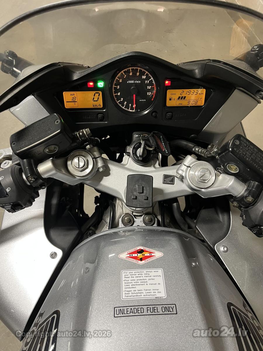 Pelēks Honda VFR 800 2006 Tallina, ar dzinēja tilpumu 0.78 L un nobraukumu 22 tūkst. km par 5840 €, foto 10 vietnē AUTOMOTO.COM.LV