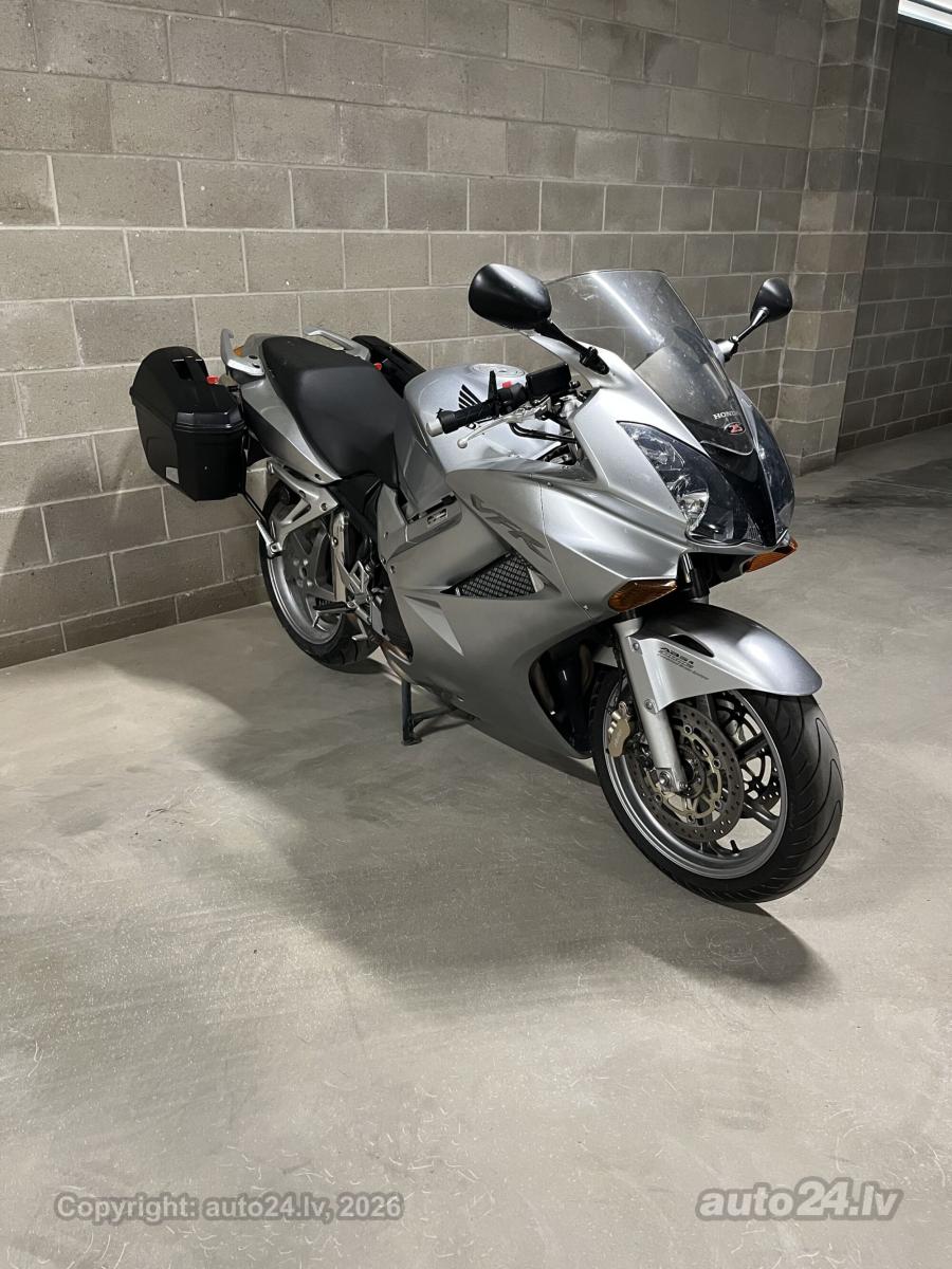 Pelēks Honda VFR 800 2006 Tallina, ar dzinēja tilpumu 0.78 L un nobraukumu 22 tūkst. km par 5840 €, foto 15 vietnē AUTOMOTO.COM.LV