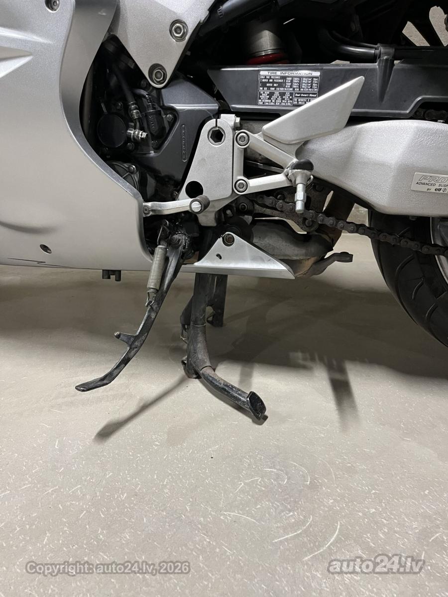 Pelēks Honda VFR 800 2006 Tallina, ar dzinēja tilpumu 0.78 L un nobraukumu 22 tūkst. km par 5840 €, foto 19 vietnē AUTOMOTO.COM.LV