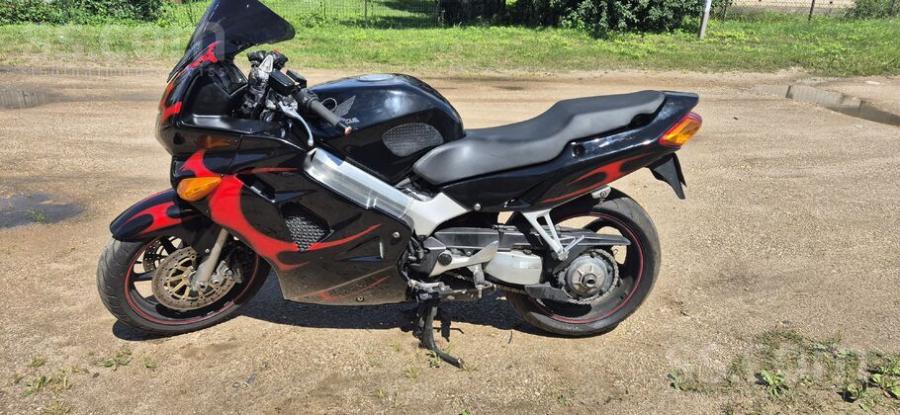 Honda VFR 800 1998 Jēkabpils, ar dzinēja tilpumu 0.78 L un nobraukumu 0 tūkst. km par 1500 €, foto 3 vietnē AUTOMOTO.COM.LV