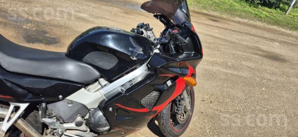 Honda VFR 800 1998 Jēkabpils, ar dzinēja tilpumu 0.78 L un nobraukumu 0 tūkst. km par 1500 €, foto 5 vietnē AUTOMOTO.COM.LV