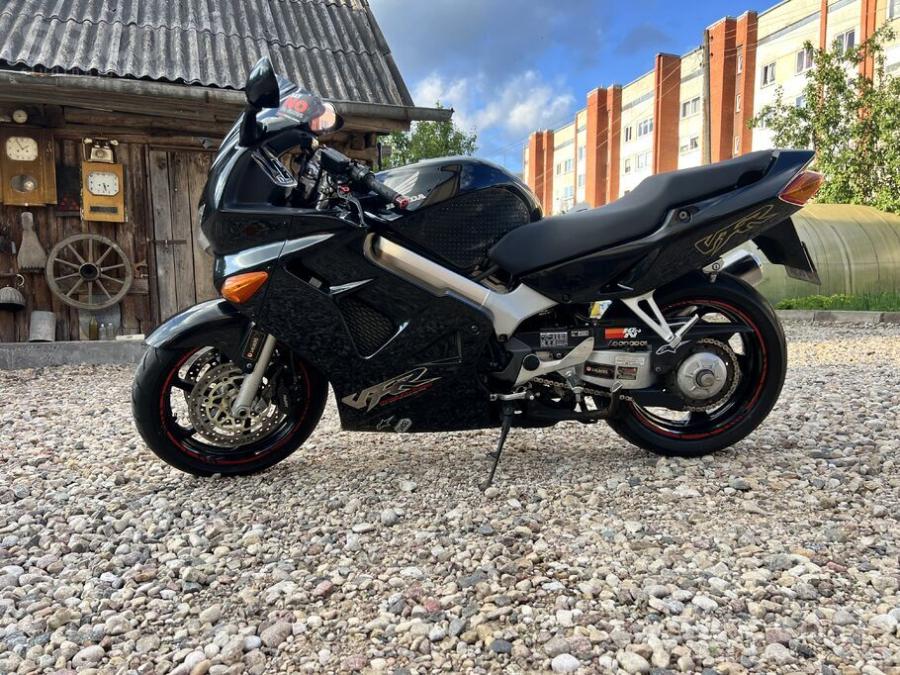 Honda VFR 800 2000 in Rezekne, with an engine capacity of 0.80 L and mileage of 0 thousand km for 2450 €, photo 5 on AUTOMOTO.COM.LV