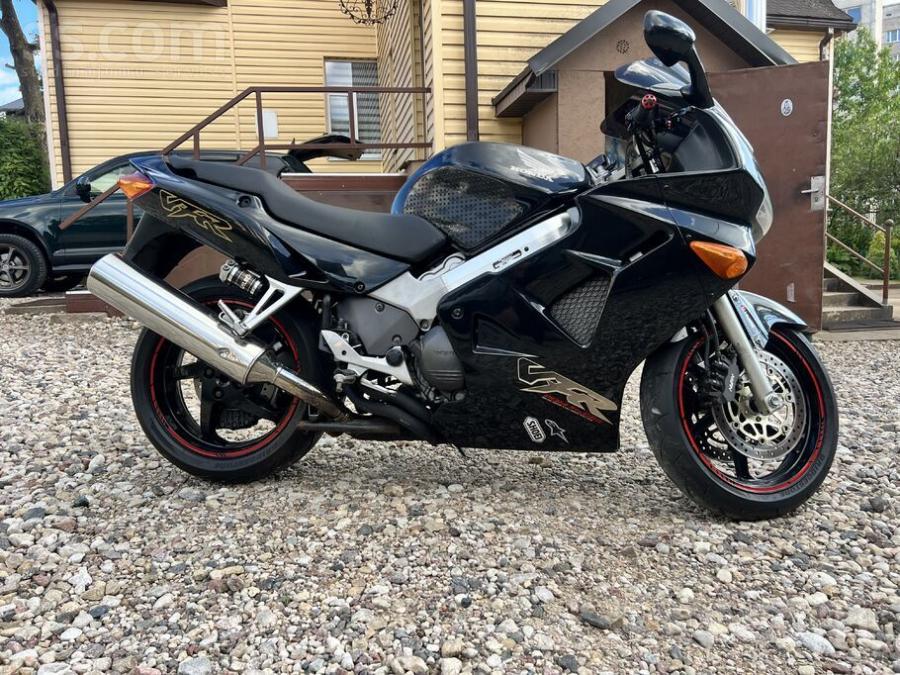 Honda VFR 800 2000 in Rezekne, with an engine capacity of 0.80 L and mileage of 0 thousand km for 2450 €, photo 8 on AUTOMOTO.COM.LV