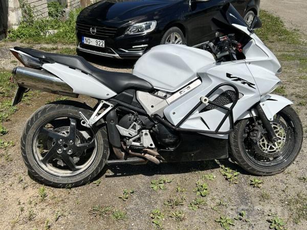 Honda VFR 800 2003 in Rezekne, with an engine capacity of 0.80 L and mileage of 0 thousand km for 4790 €, photo 2 on AUTOMOTO.COM.LV