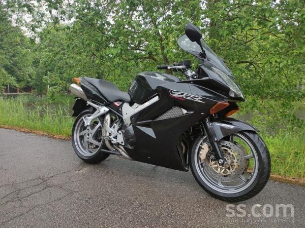 Хонда VFR 800 2003 в Рига, объемом двигателя 0.80 л и пробегом 0 тыс. км за 2250 €, фото 1 на AUTOMOTO.COM.LV