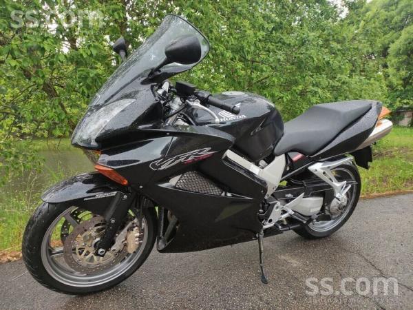 Хонда VFR 800 2003 в Рига, объемом двигателя 0.80 л и пробегом 0 тыс. км за 2250 €, фото 2 на AUTOMOTO.COM.LV