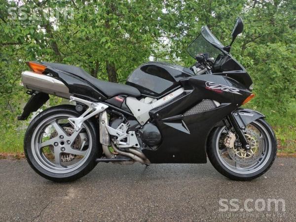 Хонда VFR 800 2003 в Рига, объемом двигателя 0.80 л и пробегом 0 тыс. км за 2250 €, фото 3 на AUTOMOTO.COM.LV
