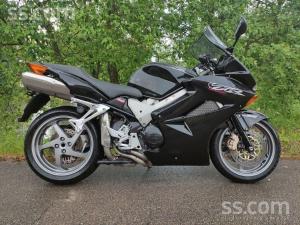 Хонда VFR 800 2003 в Рига, объемом двигателя 0.80 л и пробегом 0 тыс. км за 2250 €, фото 3 на AUTOMOTO.COM.LV