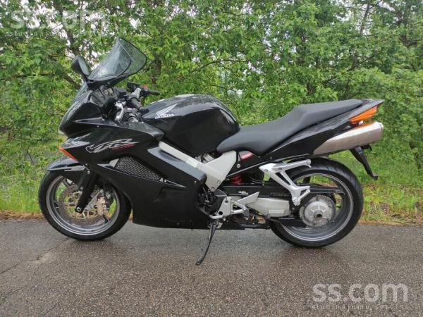 Хонда VFR 800 2003 в Рига, объемом двигателя 0.80 л и пробегом 0 тыс. км за 2250 €, фото 4 на AUTOMOTO.COM.LV