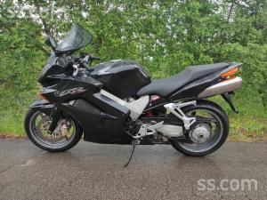 Хонда VFR 800 2003 в Рига, объемом двигателя 0.80 л и пробегом 0 тыс. км за 2250 €, фото 4 на AUTOMOTO.COM.LV